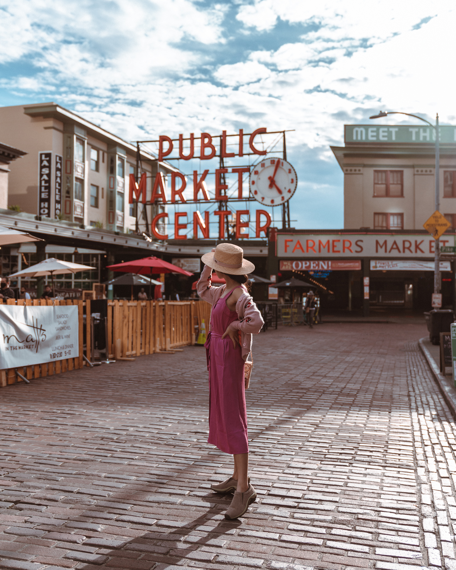 How to Pose for Pictures: 10 Easy Poses to Try