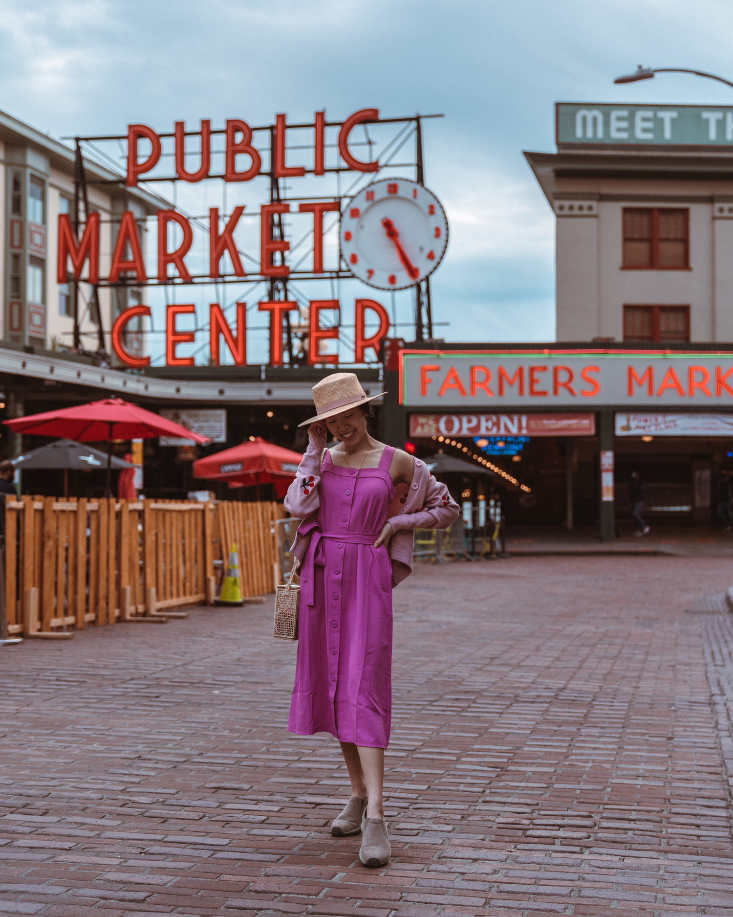 How to Pose for Pictures: 10 Easy Poses to Try